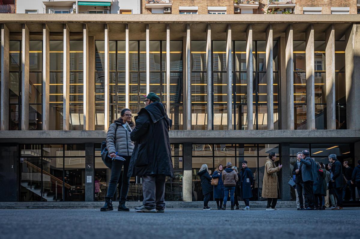 La antigua sede de Editorial Gustavo Gili acoge la exposición "Línea dura" | FOTOS