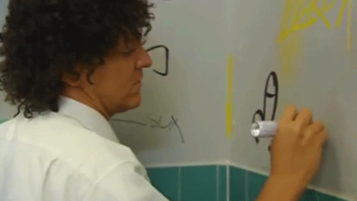 Firmar garabateando un pena, por Juan Soto Ivars