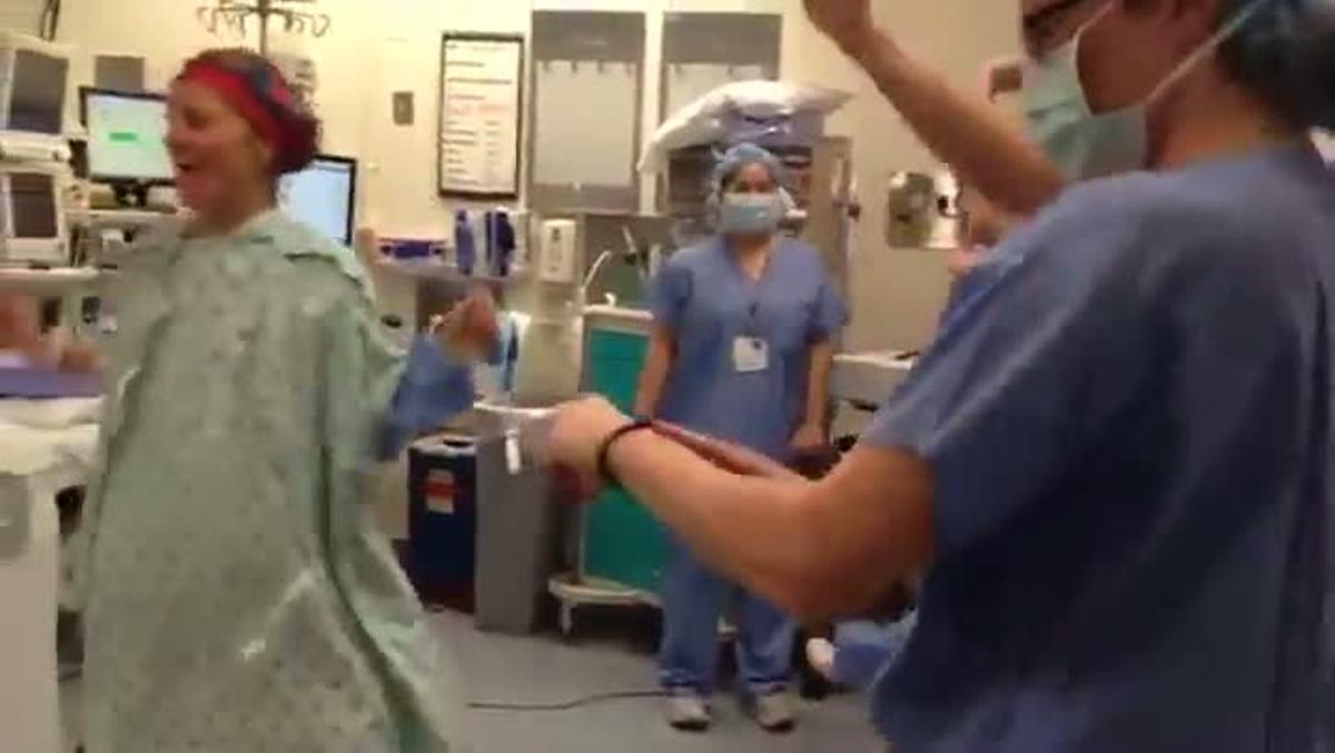 Una ginecóloga bailando antes de ser operada triunfa en la red