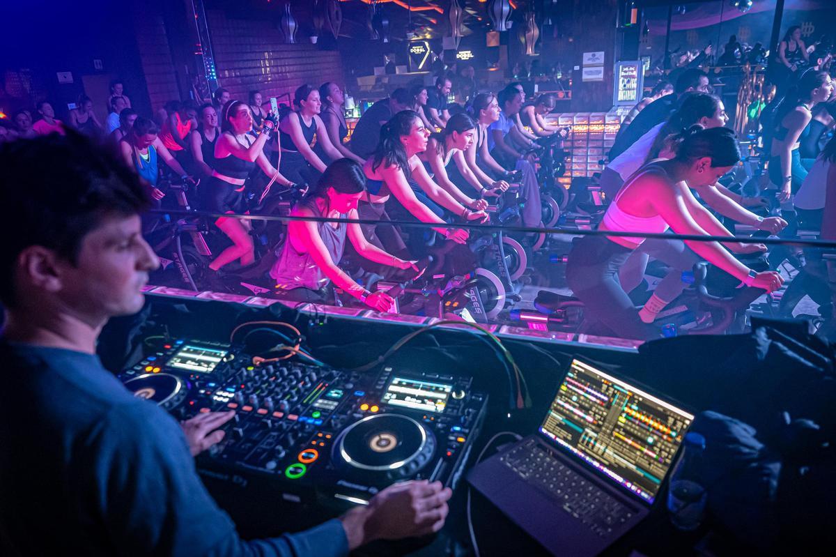 Sesión de ciclismo 'indoor' de Lapso Studios en la discoteca Bling ...