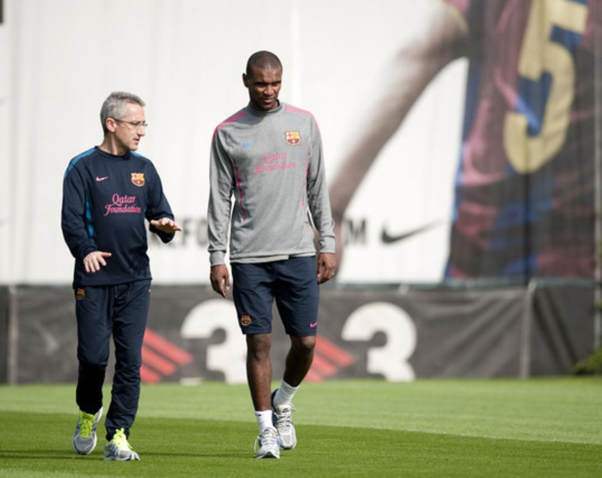 Abidal se viste de corto por primera vez tras la operación