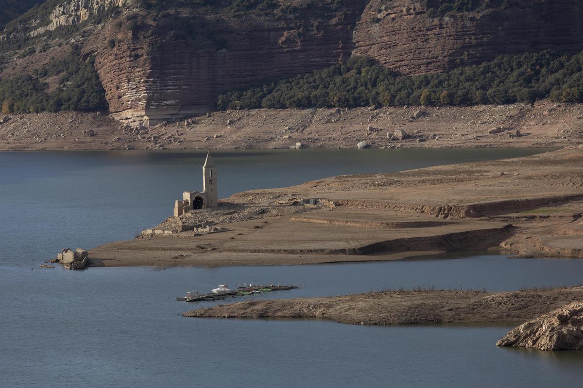 El pantano de Sau, con gran parte del pueblo al descubierto, por la ...