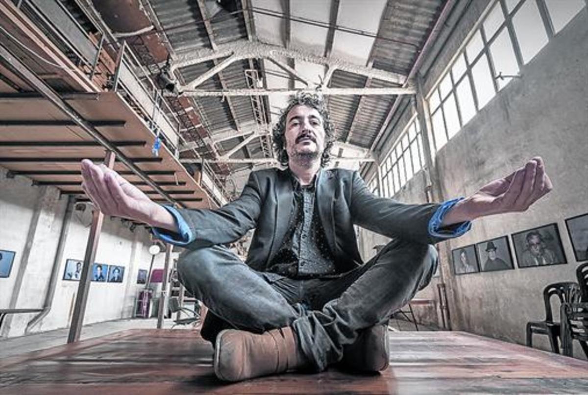 El actor Josep Maria Riera disfruta en su Sant Andreu