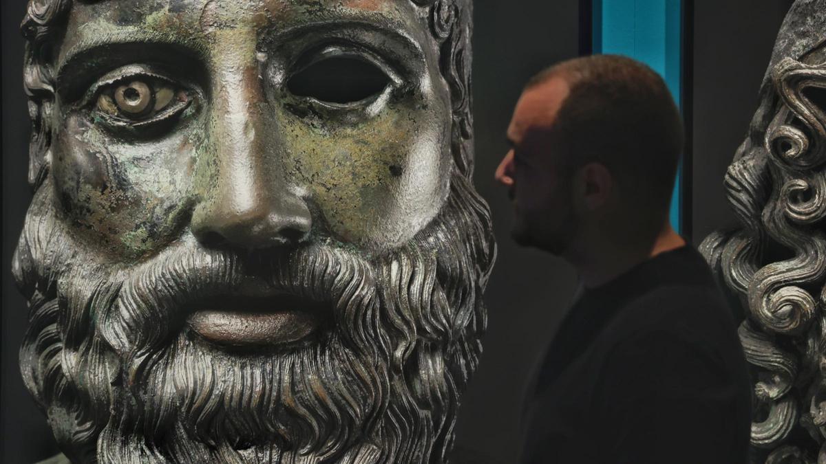 El enigma de los Bronces de Riace recala en el Museu d'Arqueologia