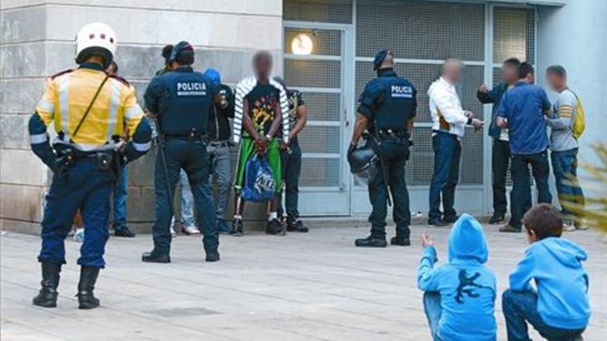 Críticas en la Ribera por una redada policial polémica