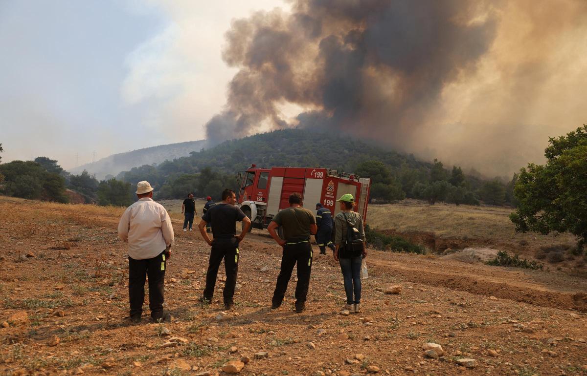 Incendio forestal cerca de Atenas, Grecia.