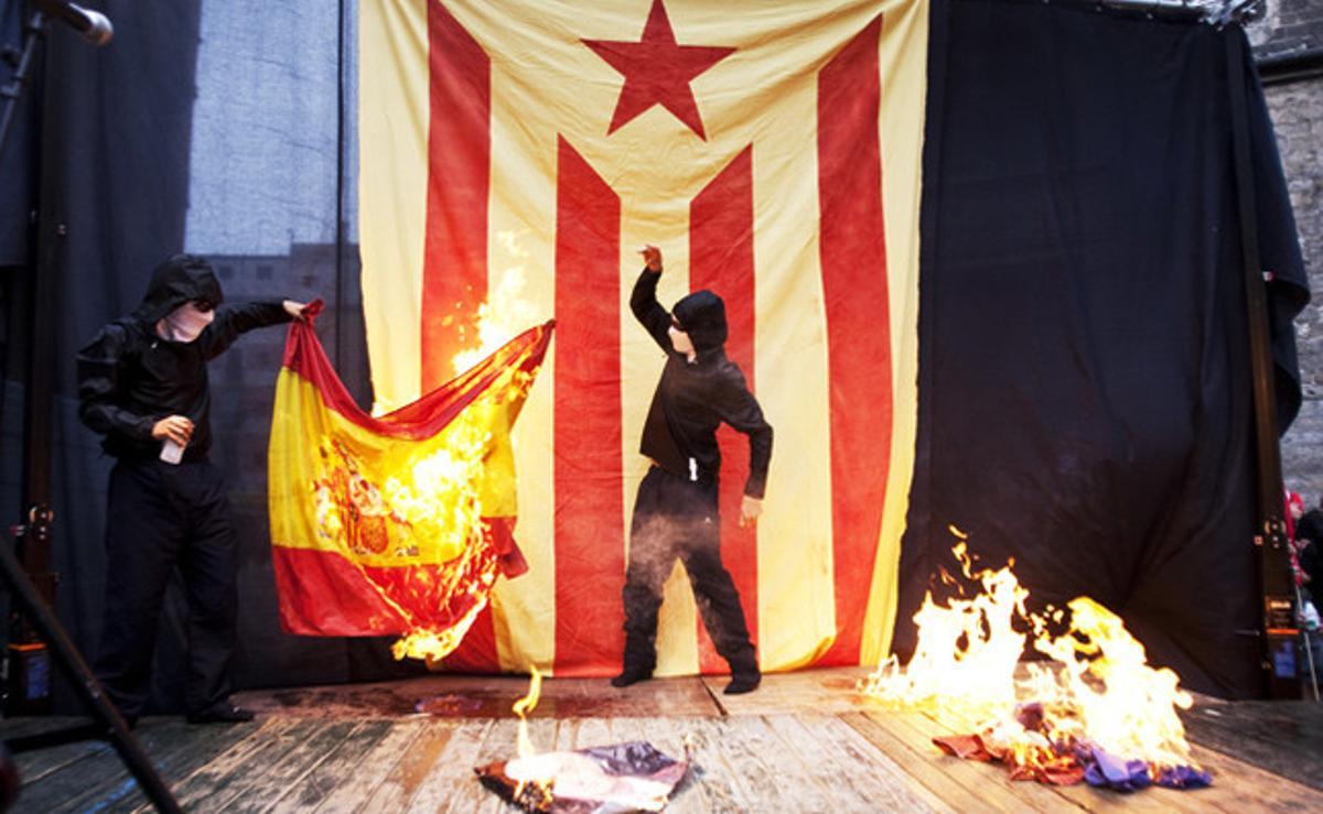 La Fiscalía pide informes de la quema de banderas