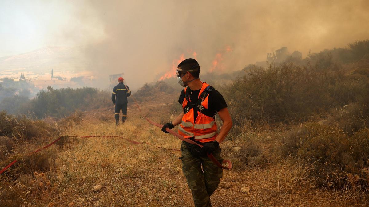 Tourists flee forest fires on the Greek island of Rhodes - TIme News Tourists flee forest fires on the Greek island of Rhodes - TIme News