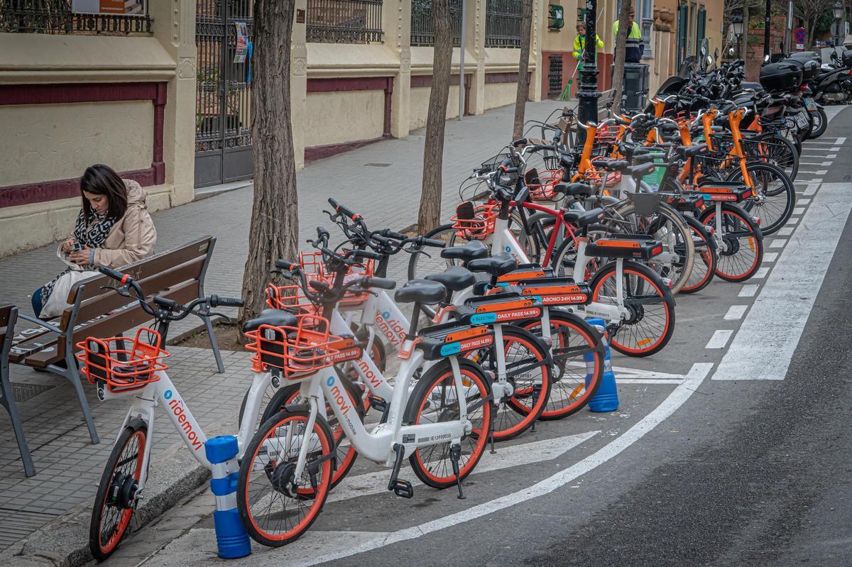 Bicicletas compartidas ocupan estacionamientos públicos de Barcelona ...
