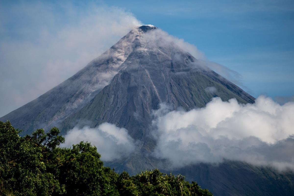 El volcán Mayón sigue activo en Filipinas | FOTOS