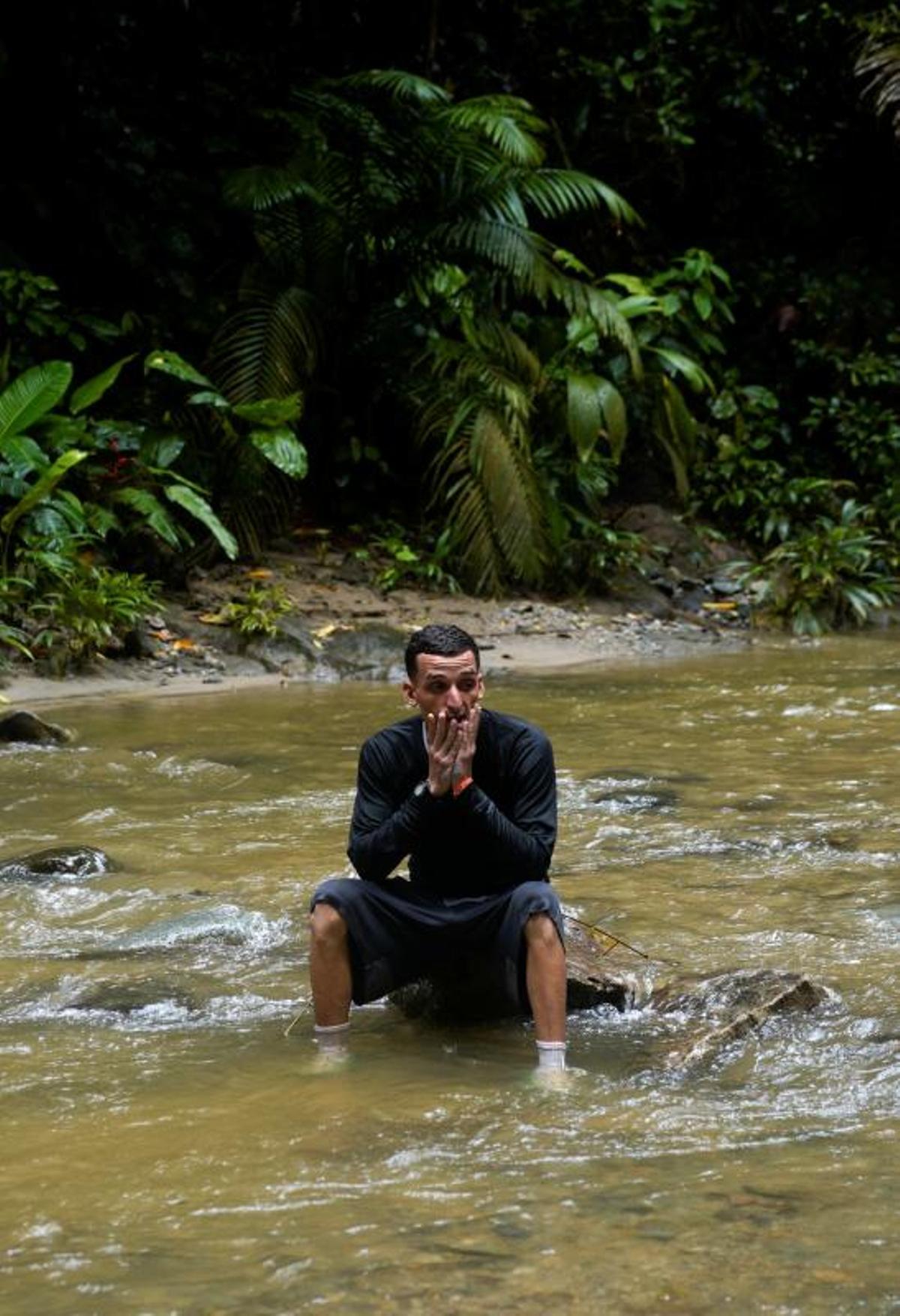 Migrantes cruzan el río Muerto en el Tapón del Darién, de viaje hacia ...