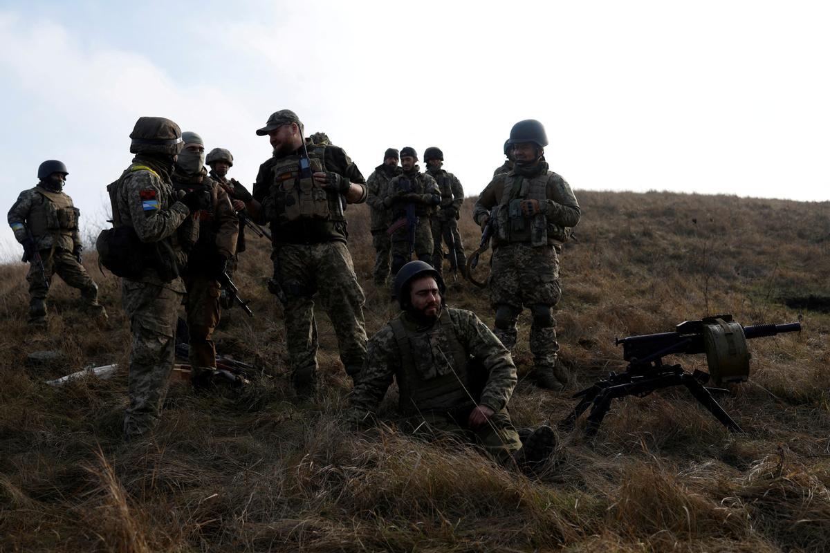 Soldados del batallón internacional Carpathian Sich realizan maniobras cerca de la línea del ...