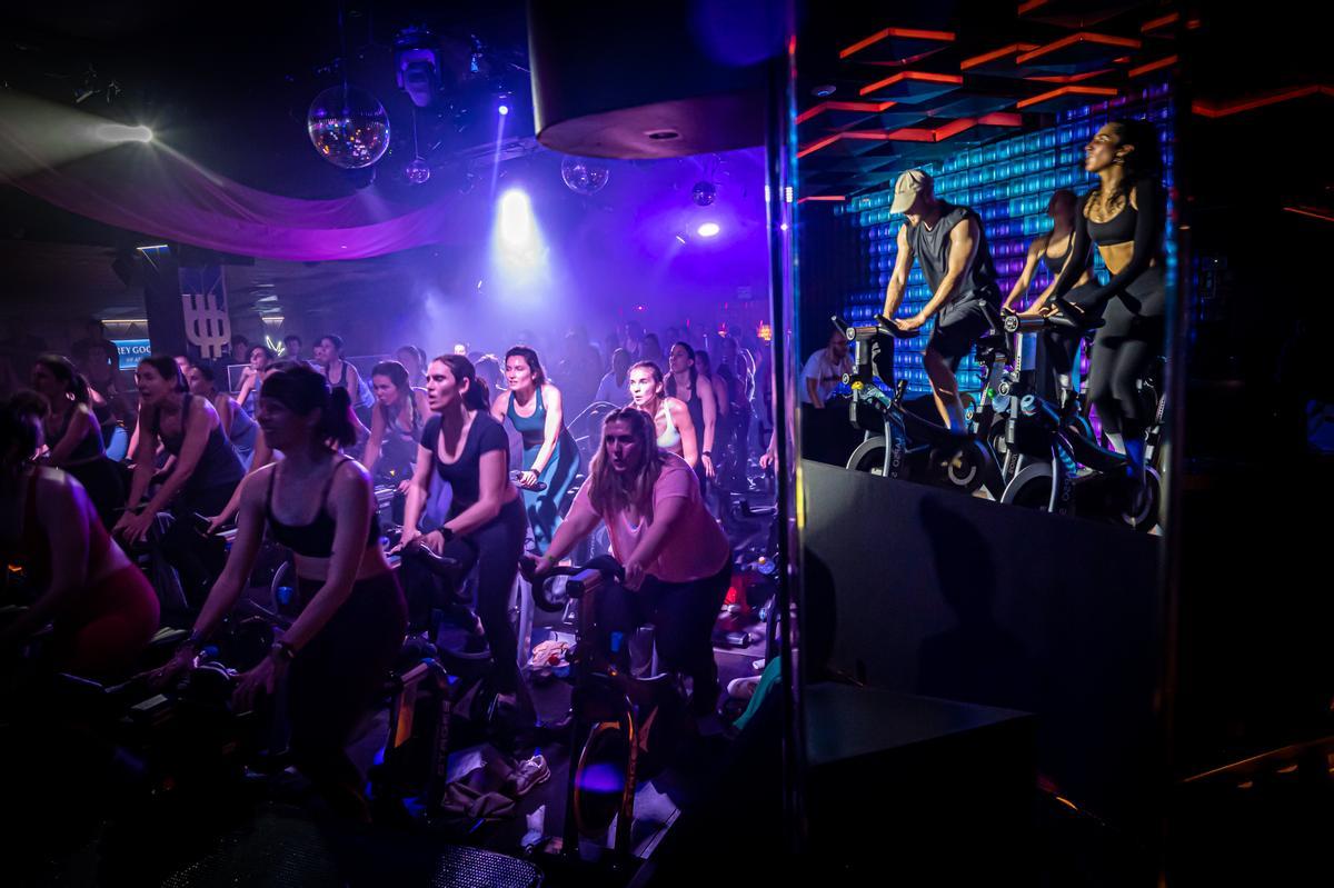 Sesión de ciclismo 'indoor' de Lapso Studios en la discoteca Bling ...