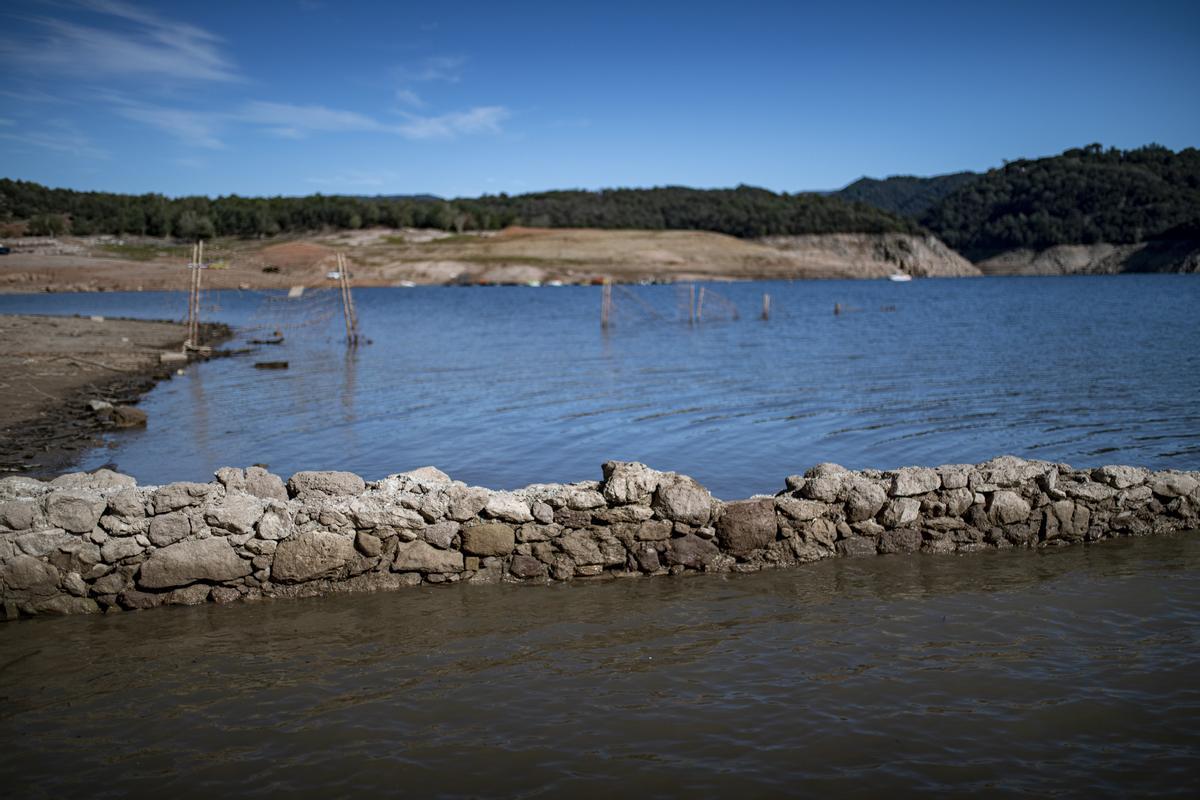 El pueblo sepultado de Sant Romà sale a la superficie del pantano de ...