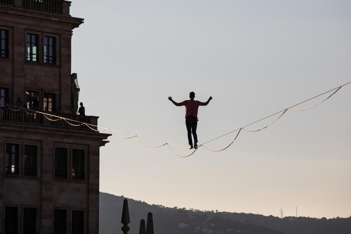 Nathan Paulin, el mejor funambulista del mundo, cruza Barcelona a 70 ...