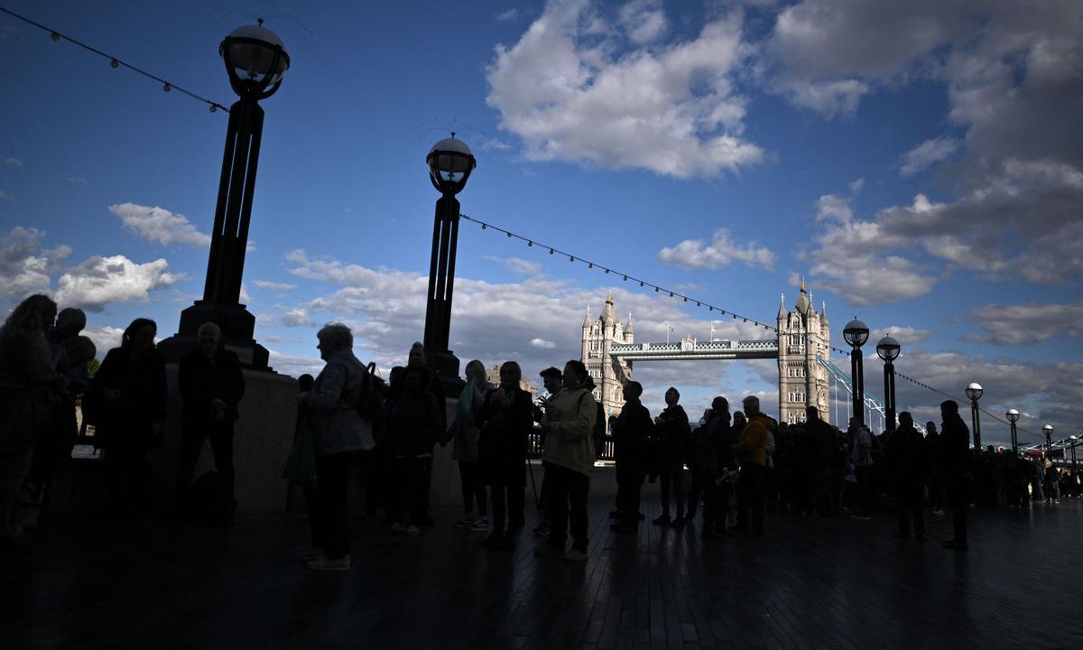 Colas en Londres para dar el último adiós a Isabel II | FOTOS