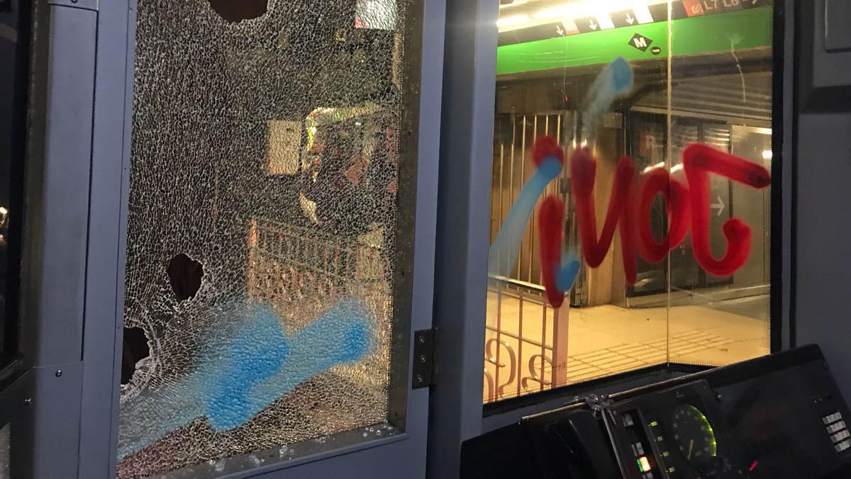 Un grupo de grafiteros pinta y apedrea un convoy del metro en plaza Ca