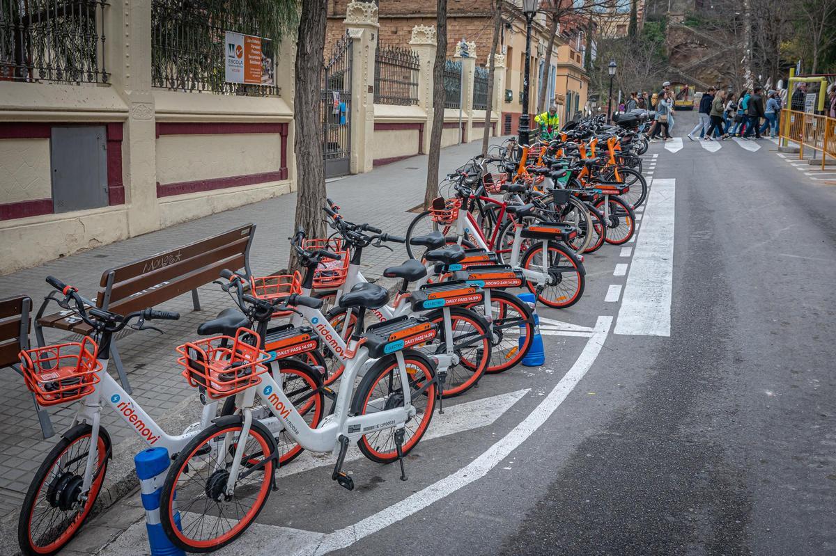 Bicicletas compartidas ocupan estacionamientos públicos de Barcelona ...