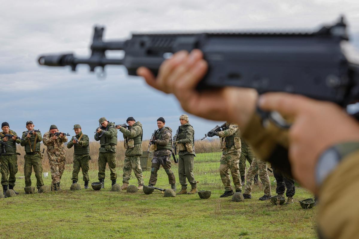 Reservistas rusos recién movilizados participan en un entrenamiento en ...