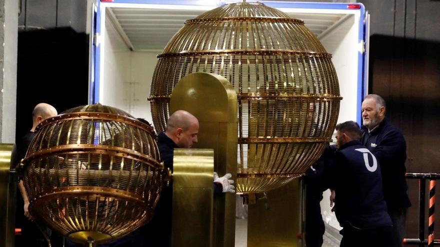 Los bombos del sorteo de Lotería de Navidad ya están en el Teatro Real