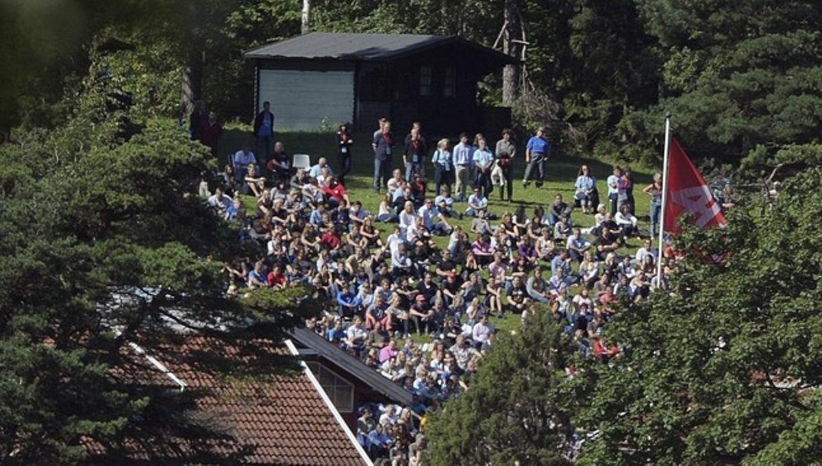 Los supervivientes de la masacre de Utoya visitan la isla