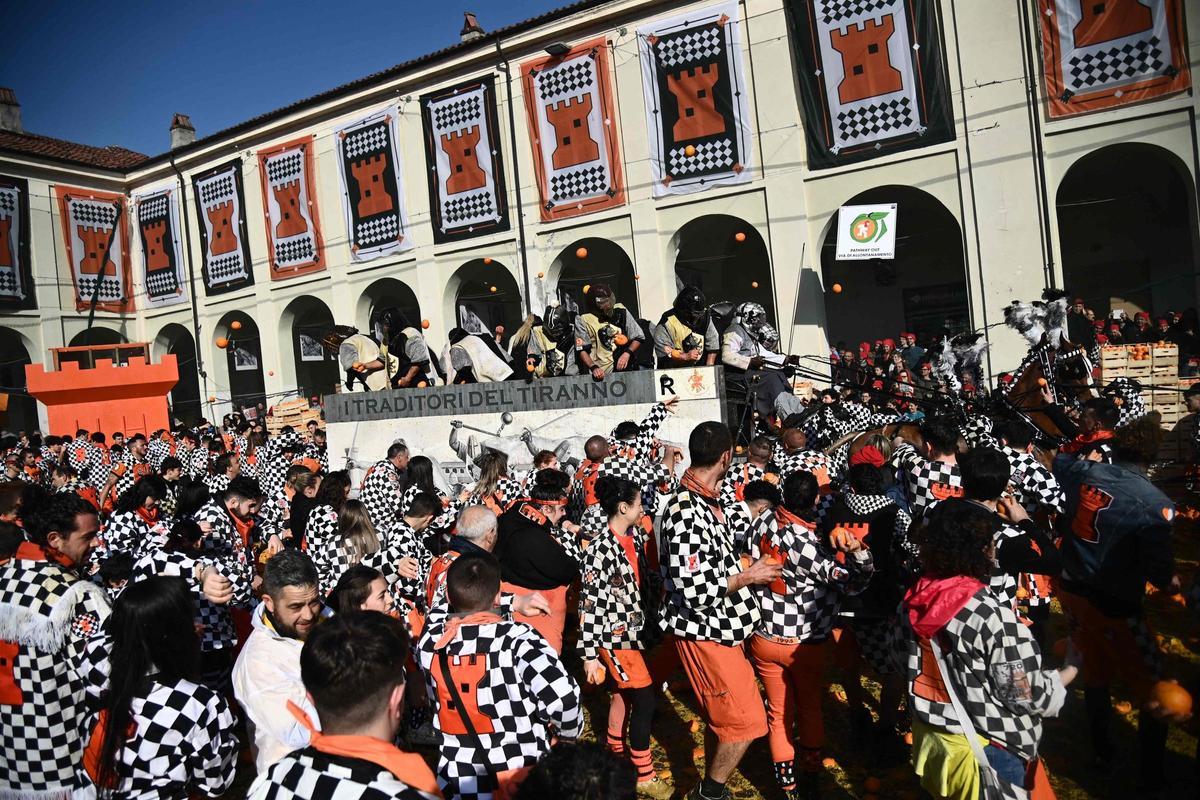 Batalla de las naranjas en el Carnaval de Ivrea, cerca de Turín | FOTOS