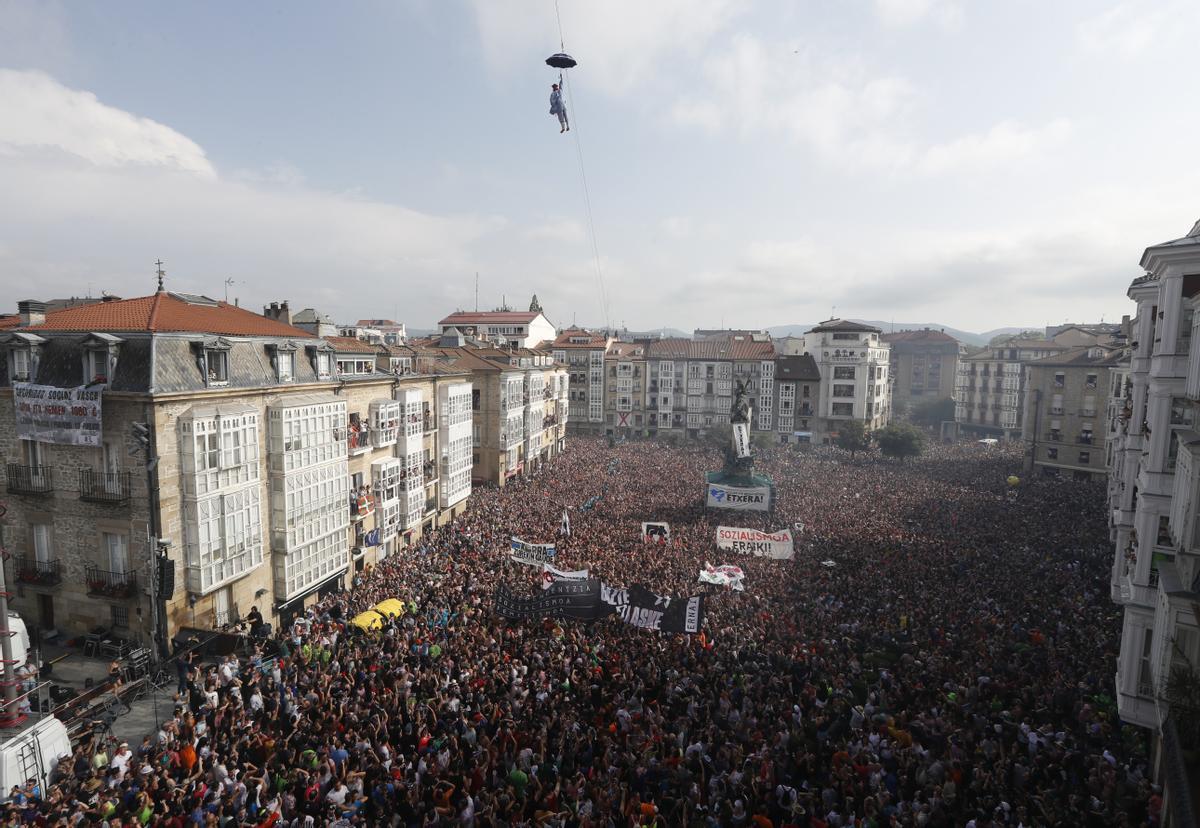 La bajada de Celedón da inicio a las fiestas de Vitoria | FOTOS