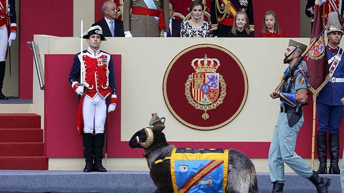 'Miura', la cabra de la legión, desfila durante el día de la Hispanidad
