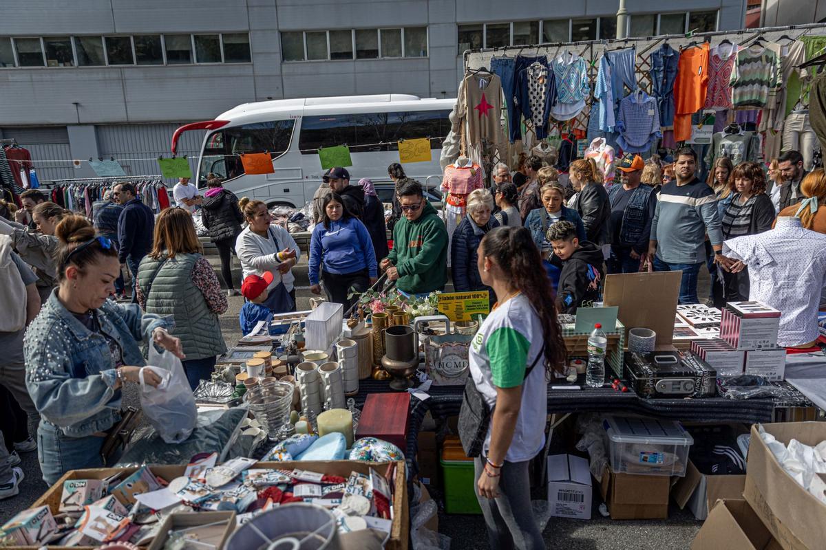 El mercadillo de la Zona Franca estrena ubicación temporal