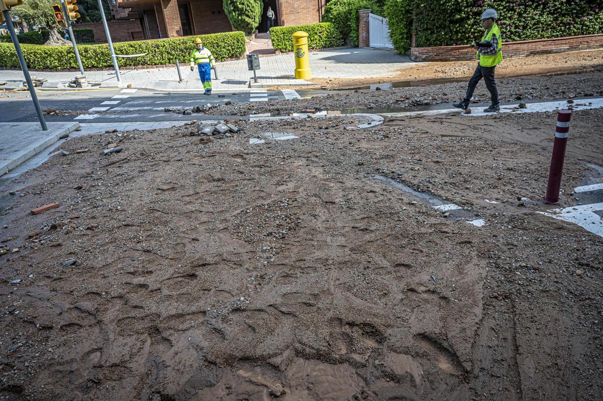 Escape de agua de grandes dimensiones en la avenida Pedralbes con el paseo Manuel Girona de ...