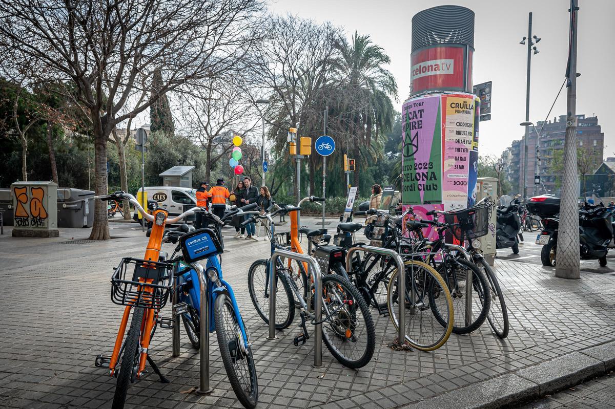 Bicicletas compartidas ocupan estacionamientos públicos de Barcelona ...