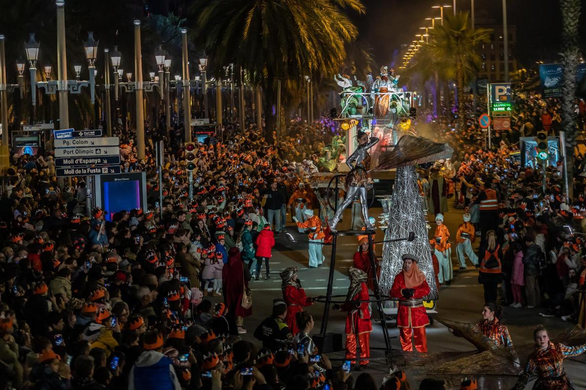 La Cabalgata de los Reyes vuelve a llenar de magia Barcelona | FOTOS