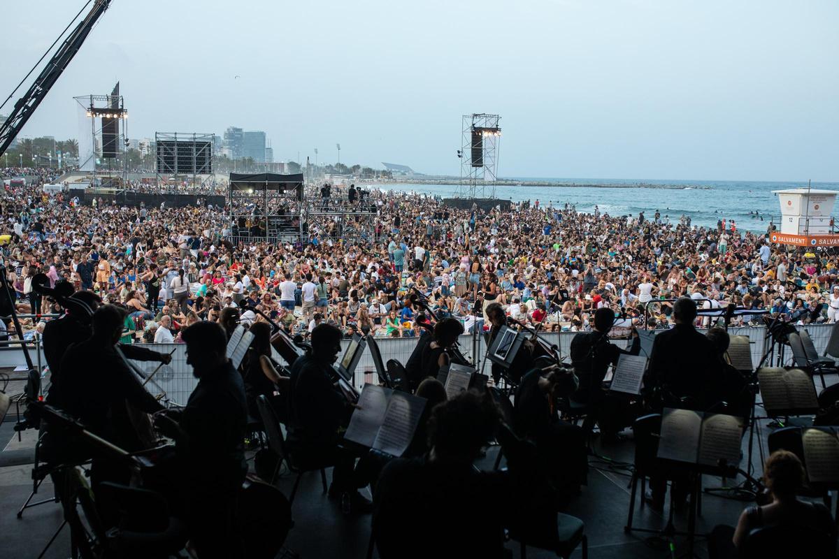 Concierto de la OBC en la playa de Bogatell | FOTOS